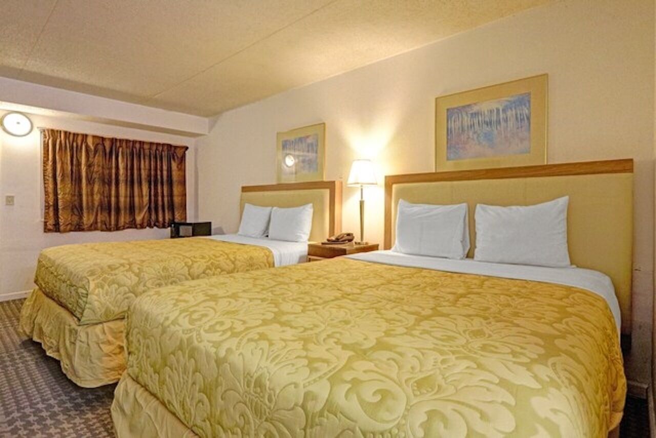 4 Group-friendly Rooms For A Convenient Stay Near Brookville Parks & Recreations - Lewisburg, OH