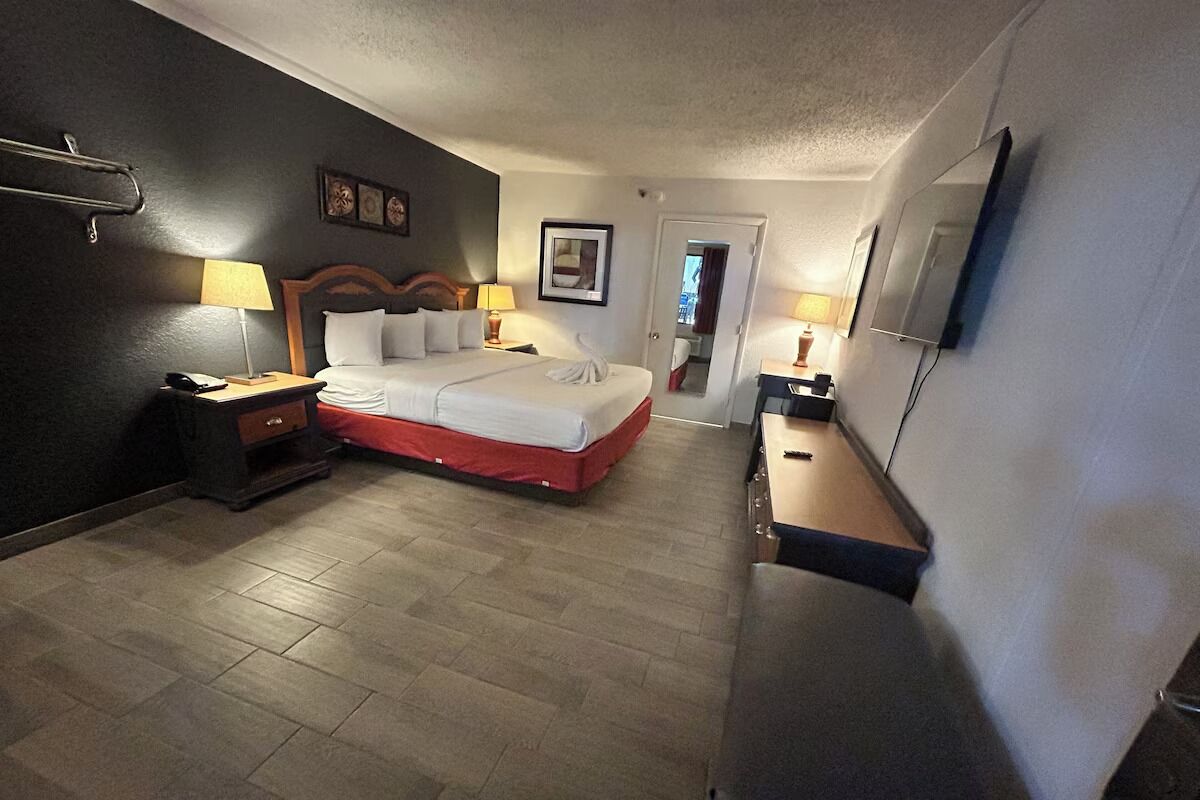 Budget-friendly Room Near Dining & Local Highlights + Free Parking & Breakfast - Illinois