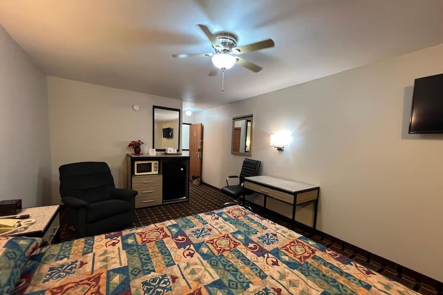 Clean + Comfortable Room Near Local Dining, W/ Free Parking - Nebraska City