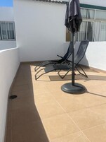 Quarto triplo conforto, vista para o pátio | Terraço/pátio