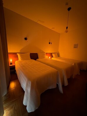 Quarto Triplo Comfort, vista para o pátio | Secretária, Wi-fi grátis