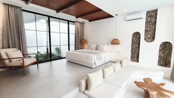 Vila superluxo, 3 quartos, piscina particular, vista para a piscina | Cofres nos quartos, escrivaninha, espaço de trabalho para notebook