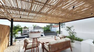 Vila superluxo, 3 quartos, piscina particular, vista para a piscina | Terraço/pátio