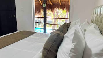 Quarto casal luxo, 2 camas de casal, sacada, vista para o jardim | Roupas de cama antialérgicas, cofres nos quartos