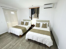 Quarto Comfort, 2 camas de casal, vista para o jardim | Roupa hipoalergénica, cofre no quarto, ferro/tábua de engomar 