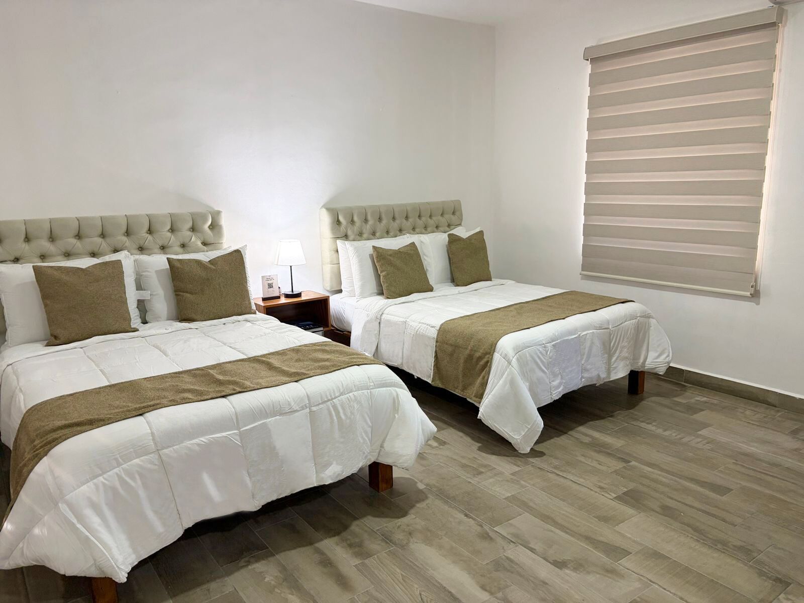 Quarto casal luxo, 2 camas de casal, sacada, vista para o jardim | Roupas de cama antialérgicas, cofres nos quartos