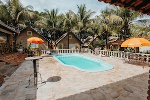 15 piscinas internas, 15 piscinas externas