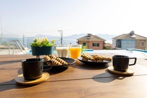 Apartamento Deluxe, varanda, vista para o mar | Refeições ao ar livre