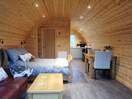 1 quarto, com decoração personalizada, com mobília individualizada 