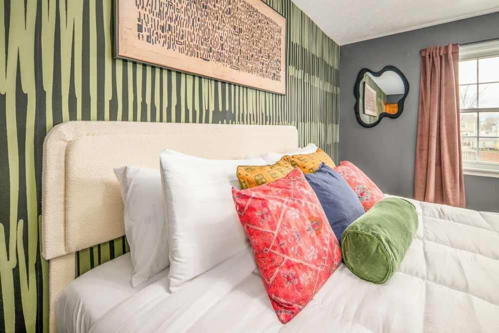 Wright Stay: Hot Tub, Game Room, Sunroom, Fire-Pit - Dayton | Vrbo