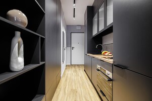 Suite-Estúdio Clássica, varanda | Cozinha privada | Uma máquina de café expresso, um frigorífico, uma placa de cozinha