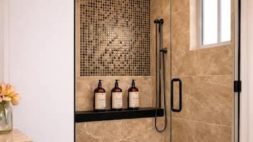 Quarto Deluxe, vista para o vale | Casa de banho | Um polibã, artigos de higiene pessoal grátis, sabão, champô