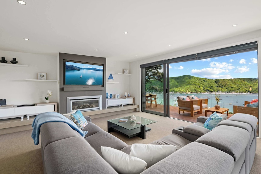 Relax & Enjoy Waikawa Bay Views In Sunny Picton - New Zealand