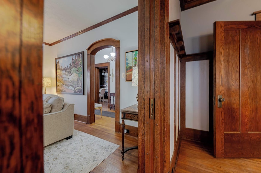 Clifton House - Spacious 5 Bedroom Character Home - Saskatchewan