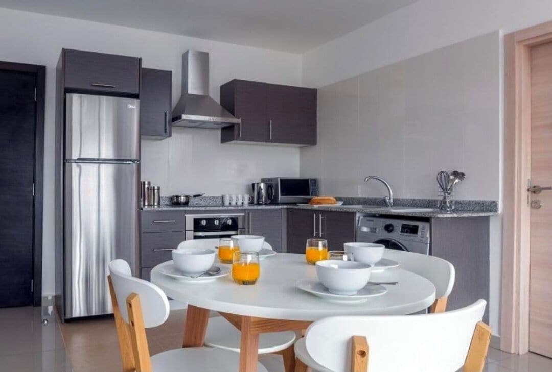 Suite-Estúdio Comfort, Vista para a cidade | Cozinha privada | Um frigorífico, um micro-ondas, um forno, uma placa de cozinha 