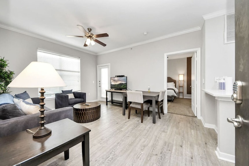 Modern 1br Retreat | Open Layout, Workspace, Views - The Woodlands