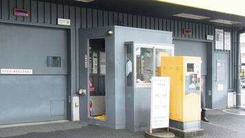 Entrada de um estacionamento com uma placa indicando 'GRAND PARKING' e um painel de exibição digital.
