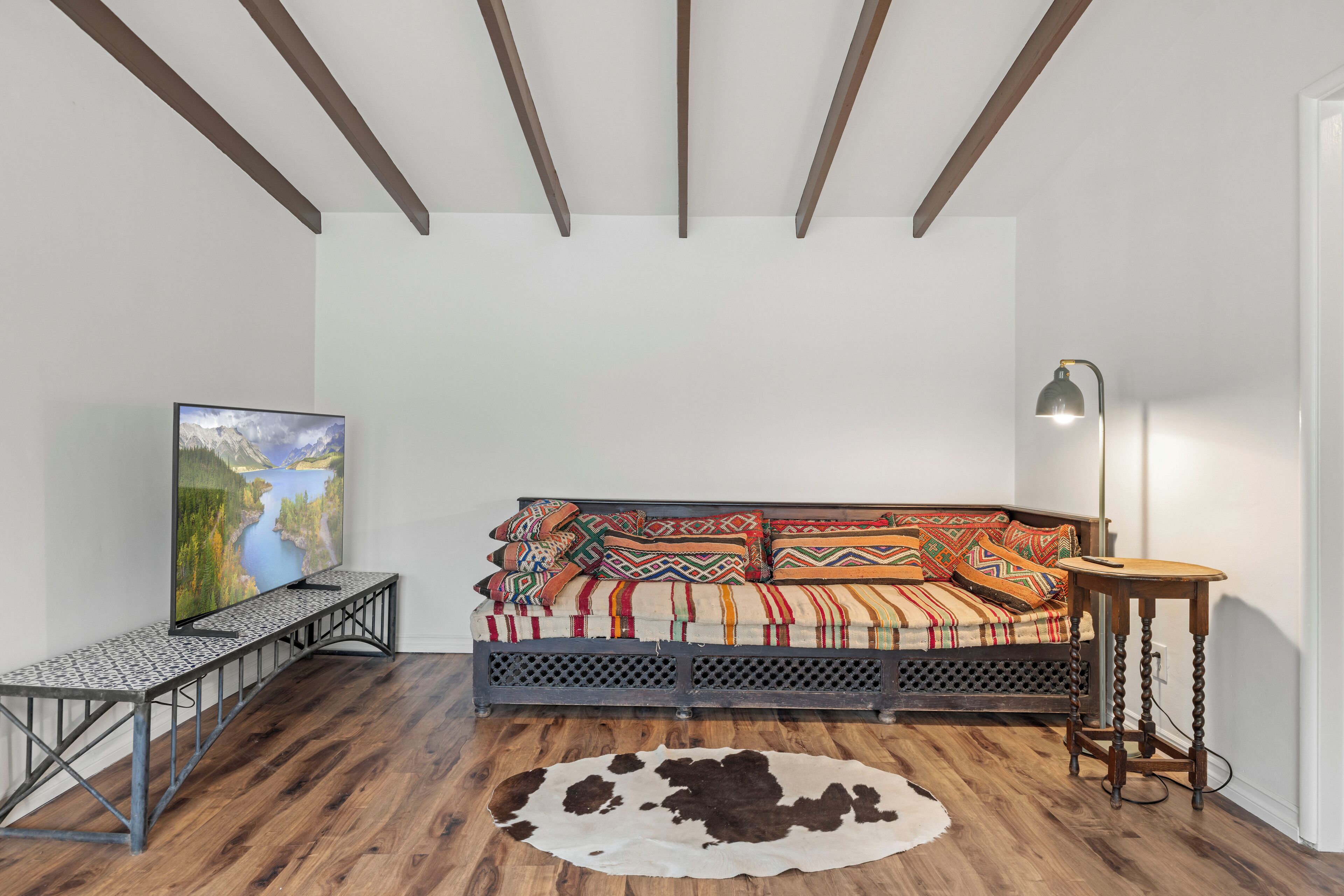 Detached Guest House With Salt Water Pool And Spa In Rancho - Burbank, CA