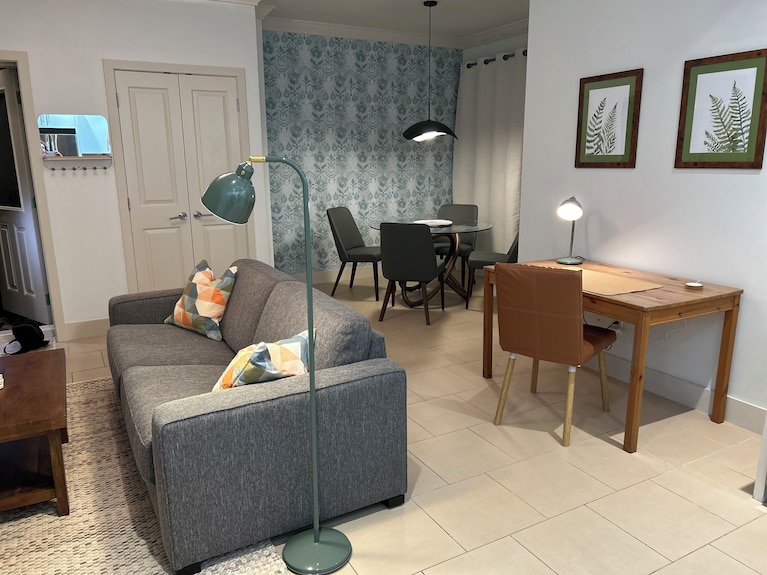 Fern Hollow - Unwind In This Nature Inspired Suite In Edgemont Village. - West Vancouver