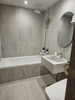 Quarto Twin Familiar, Vista para a cidade | Casa de banho | Artigos de higiene pessoal grátis, um secador de cabelo 