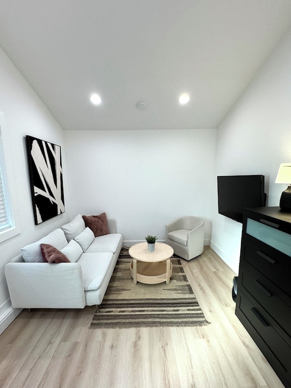 Lynnwood Modern Private Studio - Edmonds, WA