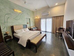 Quarto casal luxo, sacada, vista para o mar | Ferros/tábuas de passar roupa, Wi-Fi de cortesia