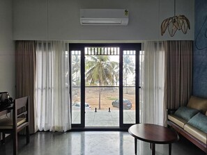 Quarto casal luxo, sacada, vista para o mar | Área de estar