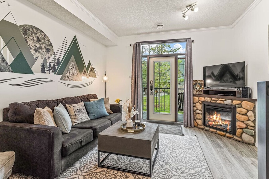 Stylish Mountain Retreat With 2br Chalet & Hot Pool - Alberta