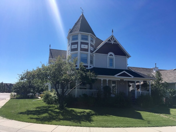 Charming Victorian Home In Okotoks Elegant Comfort & Modern Convenience - Okotoks