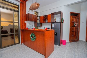 Apartamento conforto, 2 quartos, sacada, no jardim | Cozinha privada | Geladeira, micro-ondas, mesas de jantar