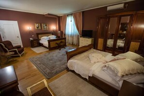 Quarto Twin Deluxe, varanda, vista para o pátio | Cofre no quarto, secretária, quartos insonorizados 