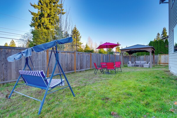 Gateway To Seattle! Lynnwood Home W/ Gazebo & Yard - Whidbey Island, WA