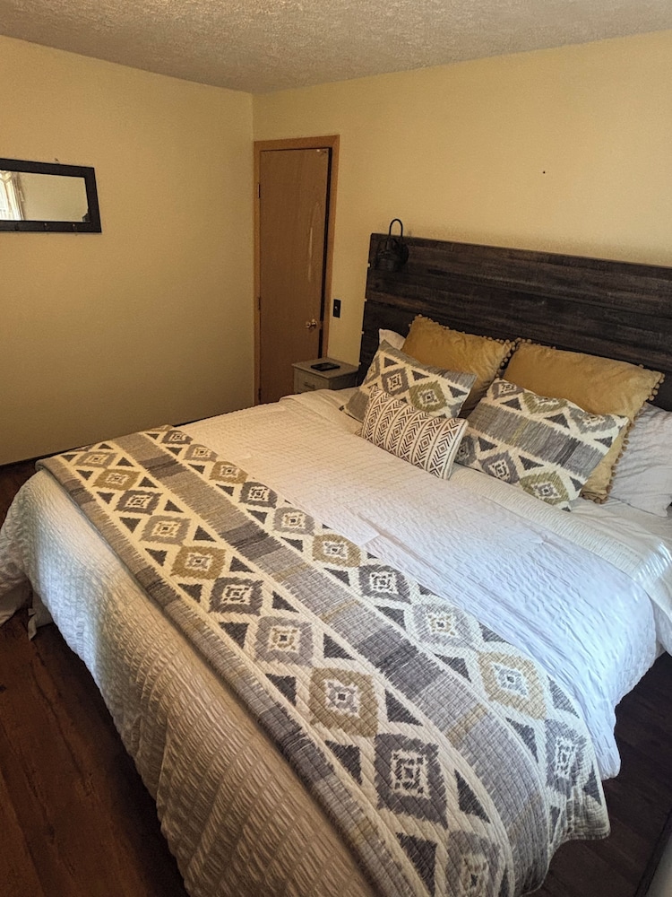 3-bedroom cozy cabin in Grayling close to trails and Higgins Lake ...