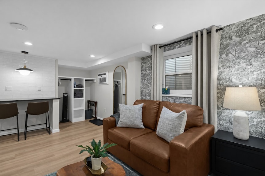 Freshly Remodeled Bright Basement Studio | Clean - Roseville, MI