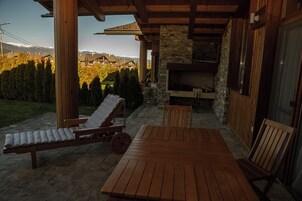 Vila superior, varanda, vista para a montanha | Terraço/pátio