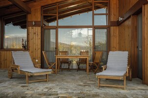 Vila superior, varanda, vista para a montanha | Terraço/pátio