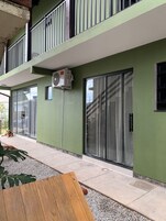 Apartamento conforto, varanda coberta | Detalhe da fachada