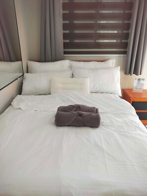 Edredons de pluma, cofres nos quartos, individualmente decorados