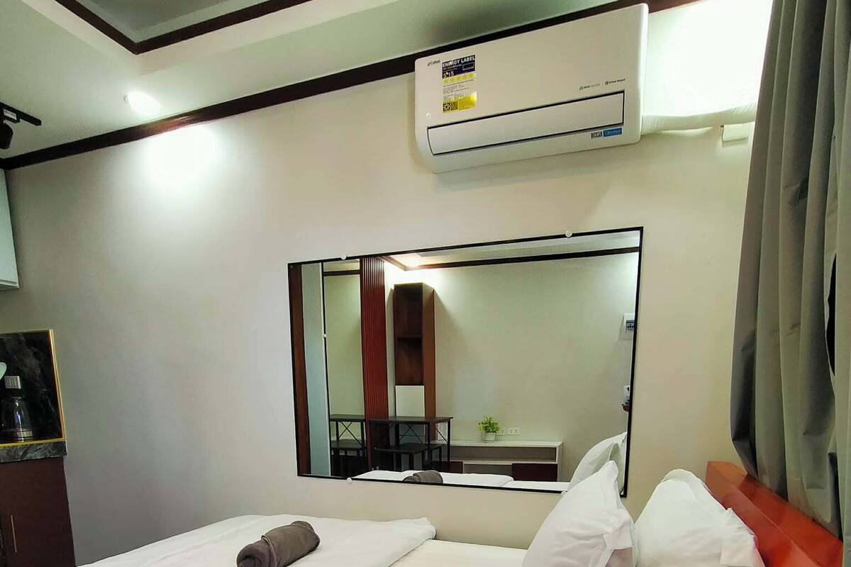 Edredons de pluma, cofres nos quartos, individualmente decorados