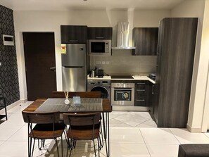 Apartamento Deluxe, Vista para a cidade | Sala de estar | TV de ecrã plano 