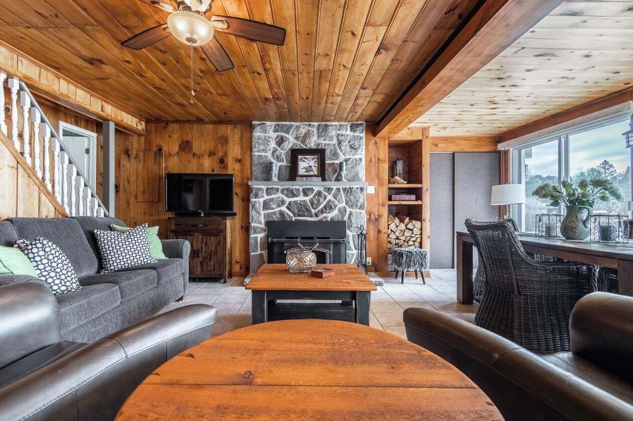 Lakeside Cottage With Private Beach Getaway - Quebec