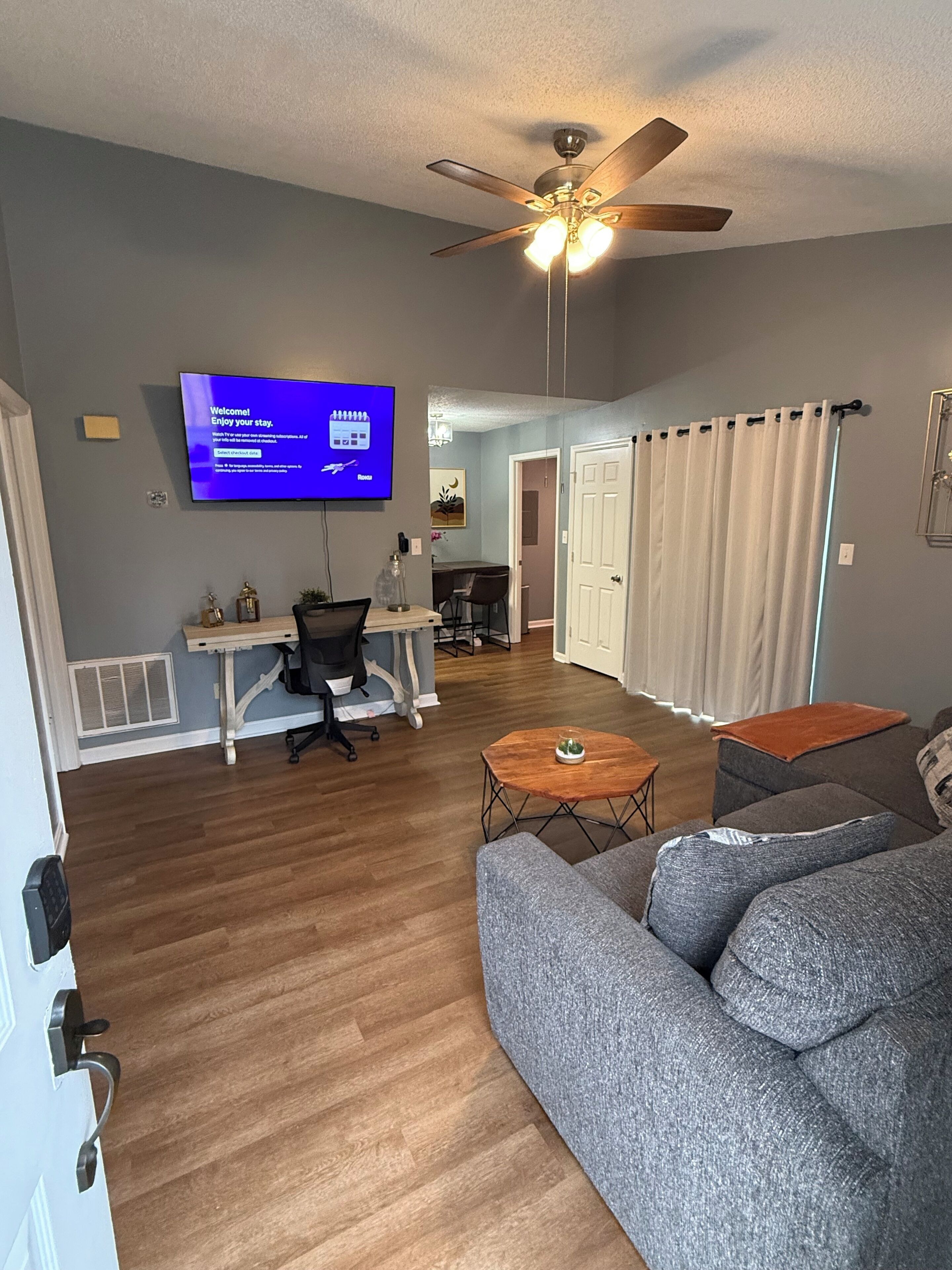 King Bed  Hillside Apartment  Unit C - Bonaire, GA