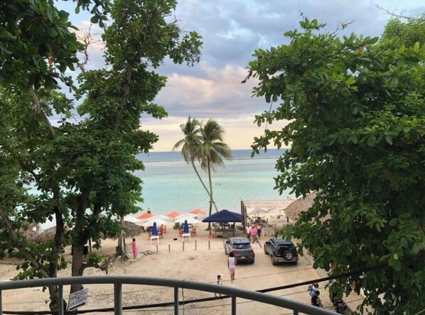 Quarto casal ou duplo família, varanda coberta, vista para a praia | Praia