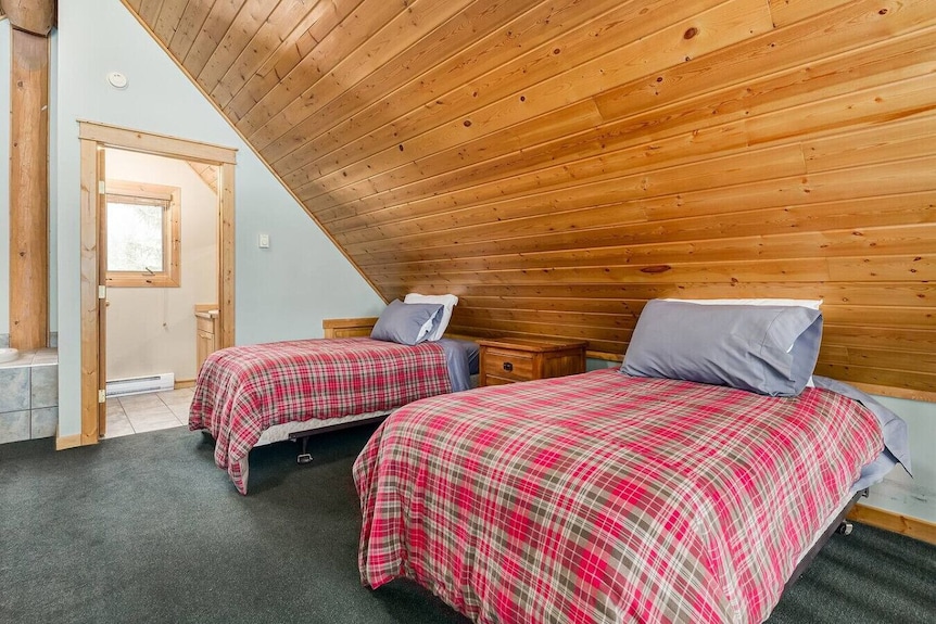 Beautiful Rustic Chalet In The Heart Of Rockies - Field