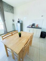 Apartamento Standard, 2 quartos, não fumadores, Vista para a cidade | Refeições no quarto