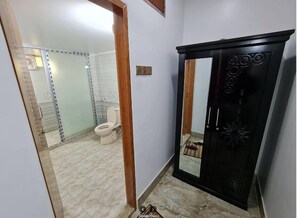 Produtos de toalete grátis, toalhas de banho, sabonete, shampoo