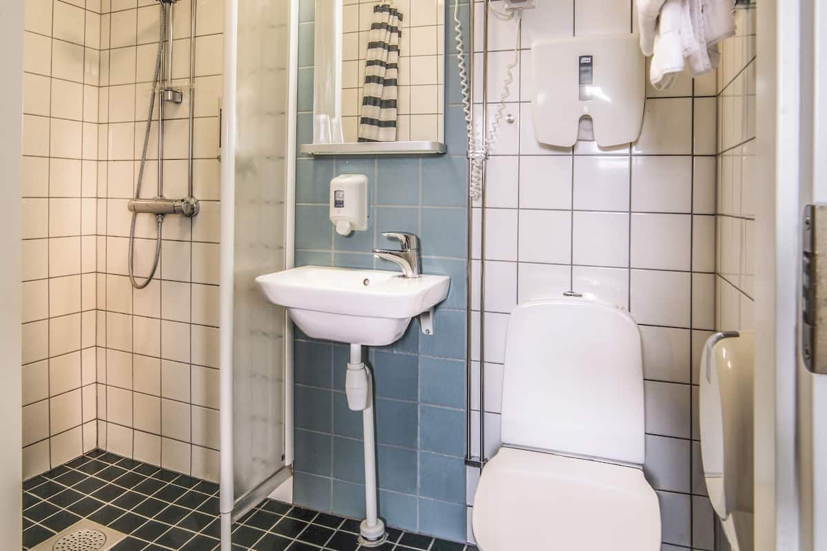 Quarto Individual | Casa de banho | Um polibã, um secador de cabelo, toalhas fornecidas, sabão