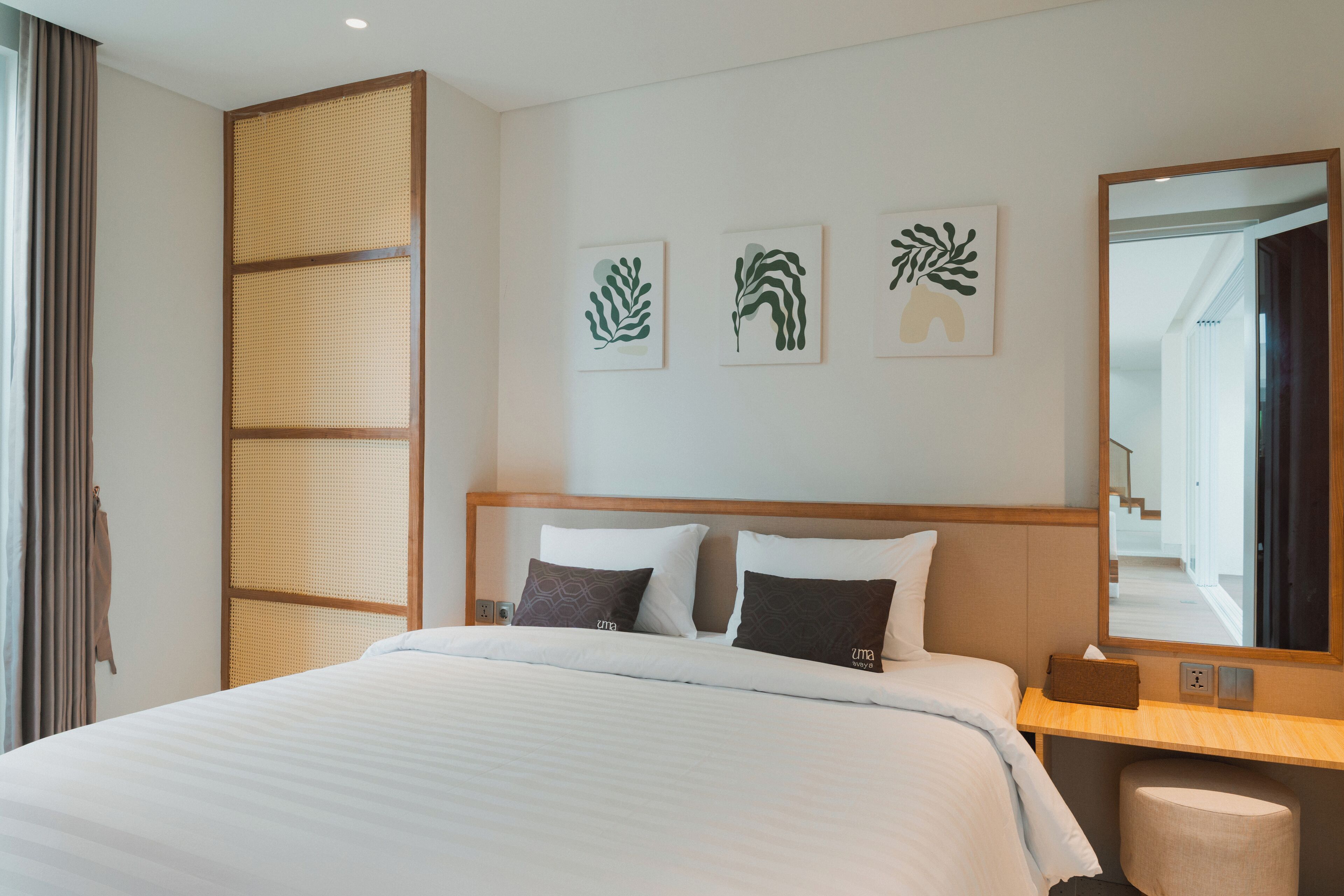 Villa Design, 3 quartos, piscina privativa | Secretária, secretária adequada para computadores portáteis 