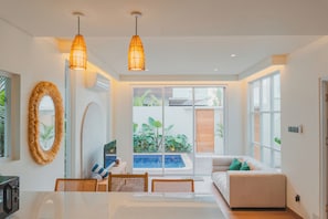 Villa Design, 2 quartos, piscina privativa | Sala de estar | TV de ecrã plano