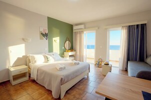 Estúdio Standard, varanda, vista para o pátio | Cofre no quarto, cortinas/cortinados opacos, ferro/tábua de engomar 